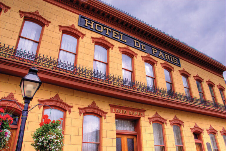 Colonial Dames Protest East Wing Demolition